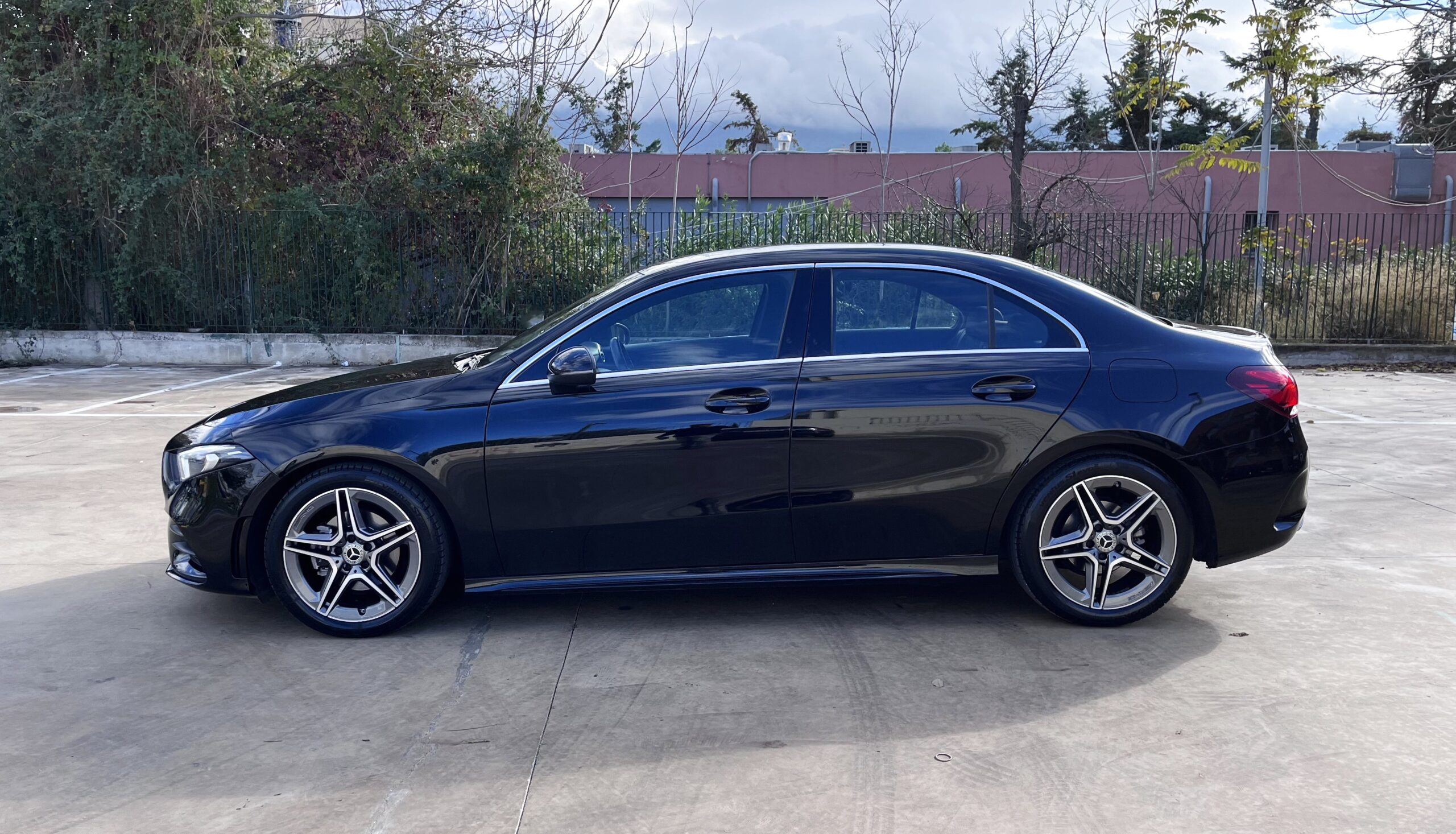 Μεταχειρισμένο Mercedes A-Class 180 AMG Line | 1.4I 136hp | 2021 - OpenCars