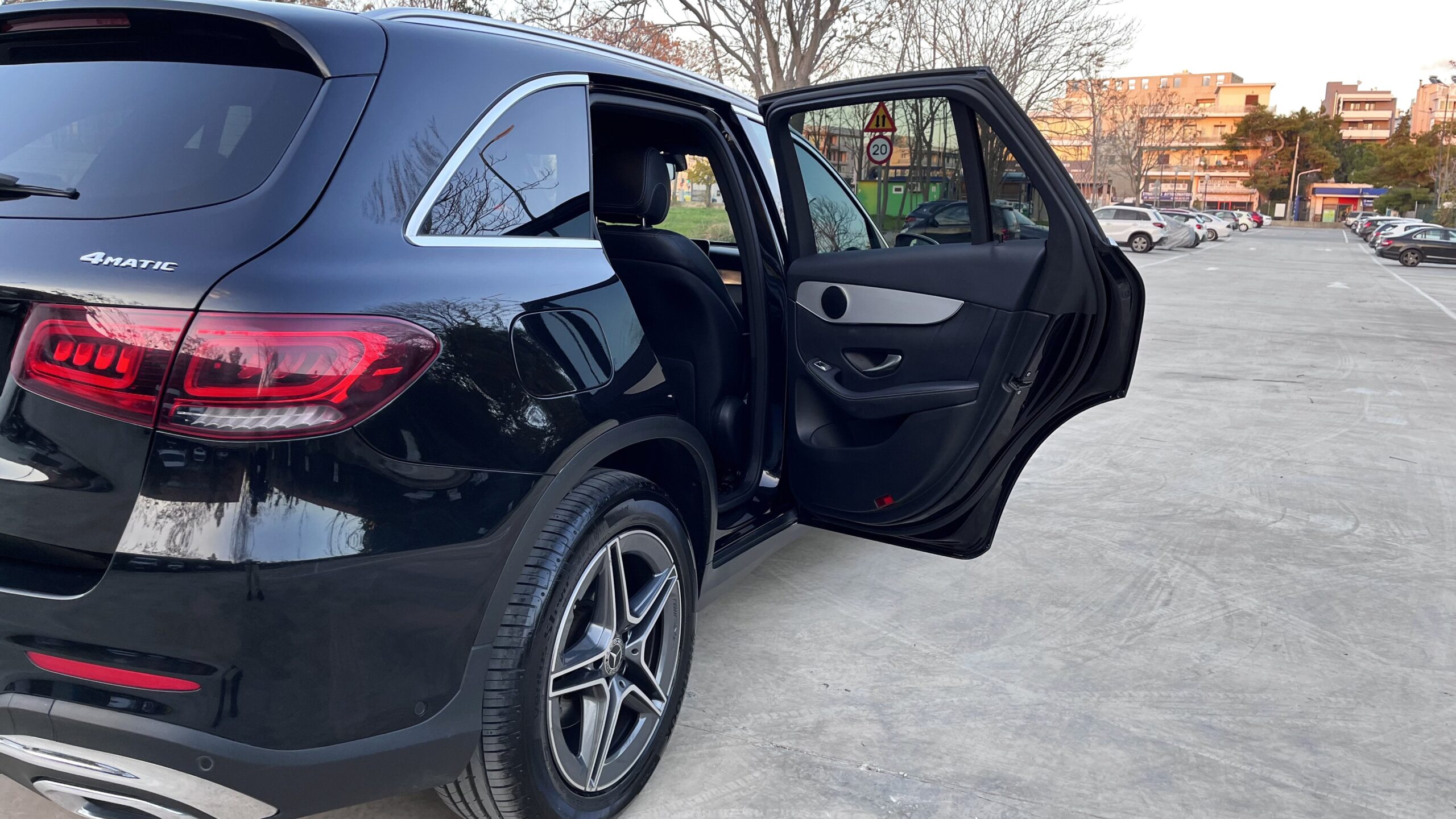 Μεταχειρισμένο Mercedes GLC 200 AMG Line | 2.0I 210hp | 2021 - OpenCars